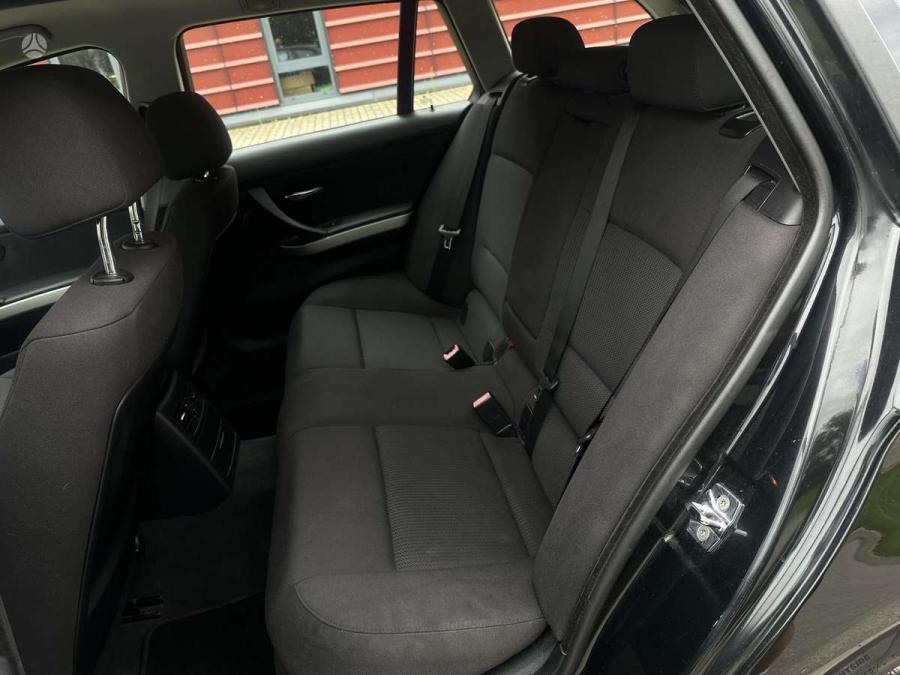 Black BMW 320 2008 in Vilkaviskis, with an engine capacity of 2.00 L and mileage of 240 thousand km for 3950 €, photo 17 on AUTOMOTO.COM.LV