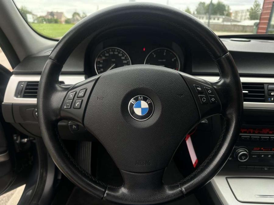 Black BMW 320 2008 in Vilkaviskis, with an engine capacity of 2.00 L and mileage of 240 thousand km for 3950 €, photo 19 on AUTOMOTO.COM.LV