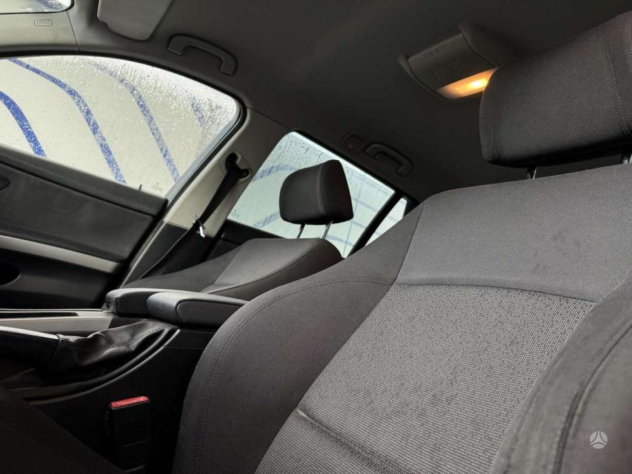 Black BMW 320 2008 in Vilnius, with an engine capacity of 2.00 L and mileage of 328 thousand km for 1800 €, photo 11 on AUTOMOTO.COM.LV