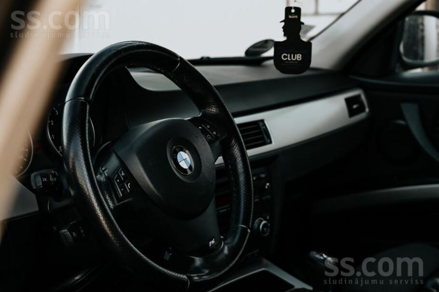 Black BMW 320 2009 in Riga, with an engine capacity of 2.00 L and mileage of 311 thousand km for 2599 €, photo 1 on AUTOMOTO.COM.LV