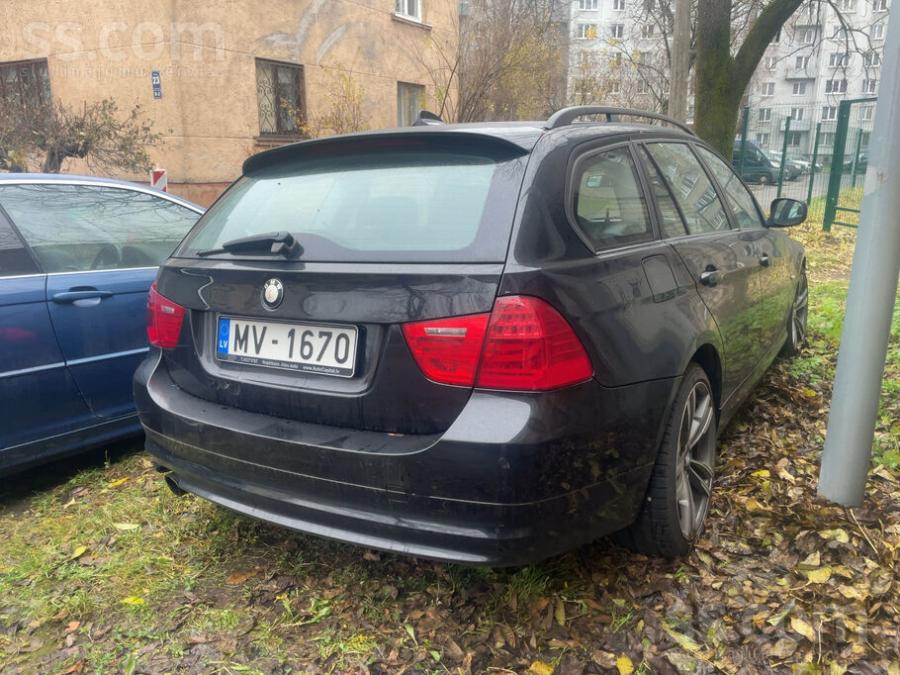 Black BMW 320 2009 in Riga, with an engine capacity of 2.00 L and mileage of 311 thousand km for 2599 €, photo 4 on AUTOMOTO.COM.LV