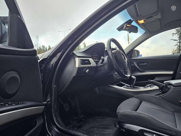 Melns BMW 320 2009 Viļņa, ar dzinēja tilpumu 2.00 L un nobraukumu 273 tūkst. km par 3800 €, foto 10 vietnē AUTOMOTO.COM.LV