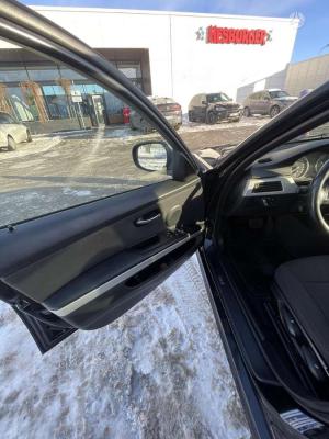 Black BMW 320 2009 in Klaipeda, with an engine capacity of 2.00 L and mileage of 293 thousand km for 4000 €, photo 11 on AUTOMOTO.COM.LV