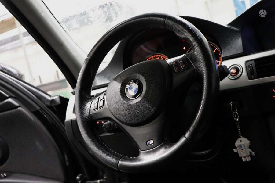 Melns BMW 320 2009 Klaipėda, ar dzinēja tilpumu 2.00 L un nobraukumu 297 tūkst. km par 4700 €, foto 25 vietnē AUTOMOTO.COM.LV