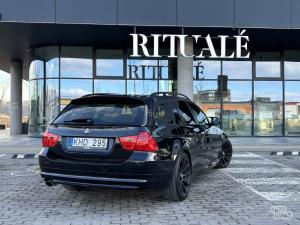 Black BMW 320 2009 in Kaunas, with an engine capacity of 2.00 L and mileage of 404 thousand km for 4950 €, photo 3 on AUTOMOTO.COM.LV