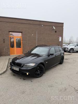 Melns BMW 320 2009 Jelgava, ar dzinēja tilpumu 2.00 L un nobraukumu 278 tūkst. km par 5950 €, foto  vietnē AUTOMOTO.COM.LV