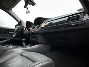 Melns BMW 320 2009 Rīga, ar dzinēja tilpumu 2.00 L un nobraukumu 339 tūkst. km par 4990 €, foto 13 vietnē AUTOMOTO.COM.LV