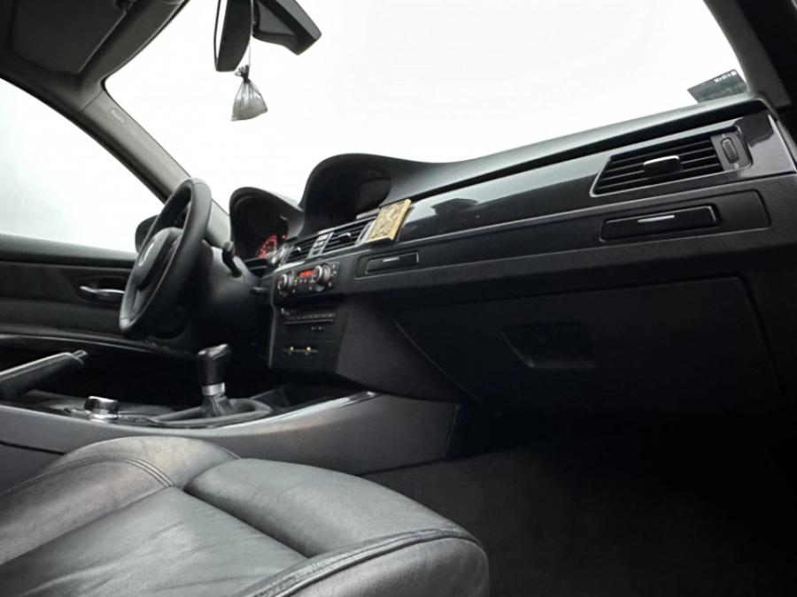 Melns BMW 320 2009 Rīga, ar dzinēja tilpumu 2.00 L un nobraukumu 339 tūkst. km par 4990 €, foto 13 vietnē AUTOMOTO.COM.LV