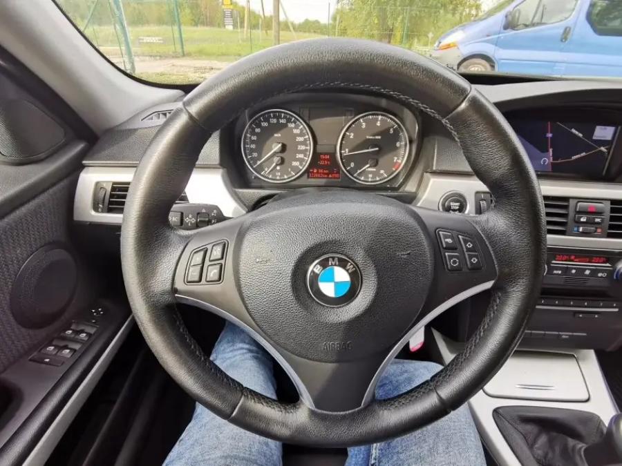 Melns BMW 320 2009 Kuldīga, ar dzinēja tilpumu 2.00 L un nobraukumu 323 tūkst. km par 4000 €, foto 8 vietnē AUTOMOTO.COM.LV
