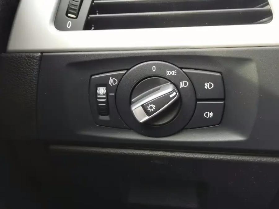 Melns BMW 320 2009 Kuldīga, ar dzinēja tilpumu 2.00 L un nobraukumu 323 tūkst. km par 4000 €, foto 11 vietnē AUTOMOTO.COM.LV