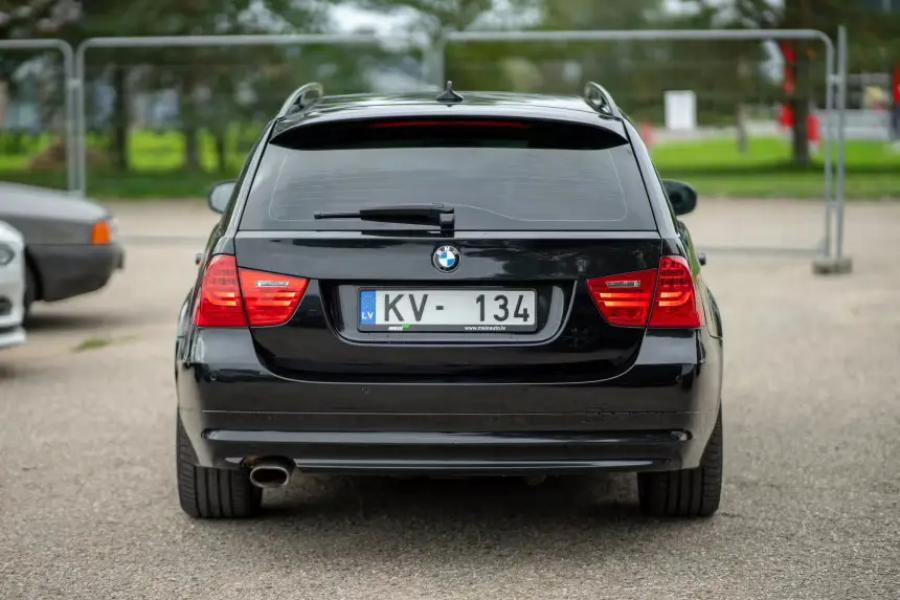 Black BMW 320 2009 in Liepaja, with an engine capacity of 2.00 L and mileage of 250 thousand km for 6850 €, photo 4 on AUTOMOTO.COM.LV