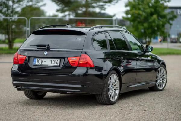 Black BMW 320 2009 in Liepaja, with an engine capacity of 2.00 L and mileage of 250 thousand km for 6850 €, photo 4 on AUTOMOTO.COM.LV