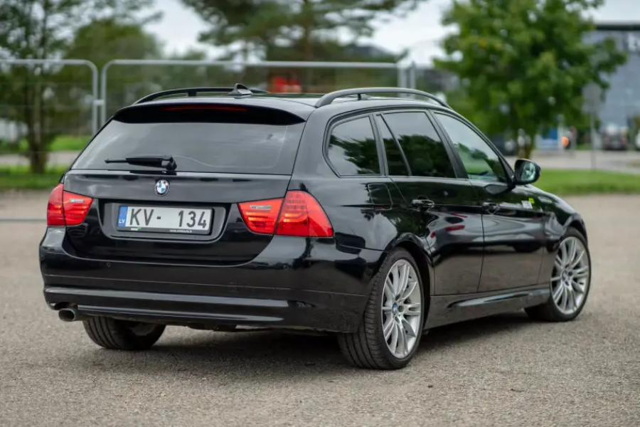 Black BMW 320 2009 in Liepaja, with an engine capacity of 2.00 L and mileage of 250 thousand km for 6850 €, photo 5 on AUTOMOTO.COM.LV