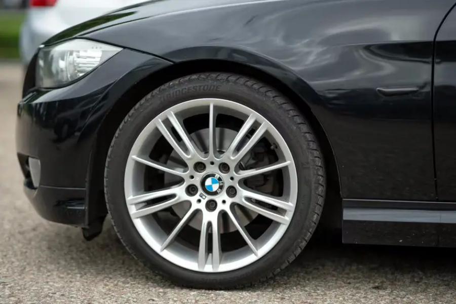 Black BMW 320 2009 in Liepaja, with an engine capacity of 2.00 L and mileage of 250 thousand km for 6850 €, photo 8 on AUTOMOTO.COM.LV