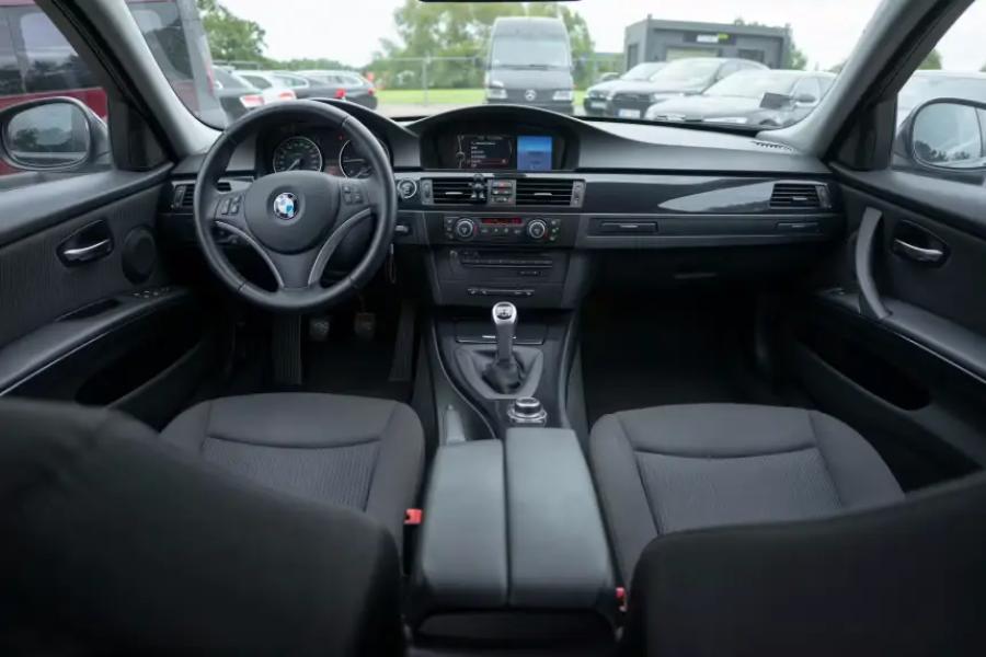 Black BMW 320 2009 in Liepaja, with an engine capacity of 2.00 L and mileage of 250 thousand km for 6850 €, photo 12 on AUTOMOTO.COM.LV