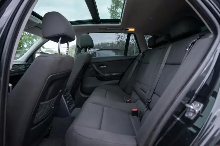 Black BMW 320 2009 in Liepaja, with an engine capacity of 2.00 L and mileage of 250 thousand km for 6850 €, photo 14 on AUTOMOTO.COM.LV