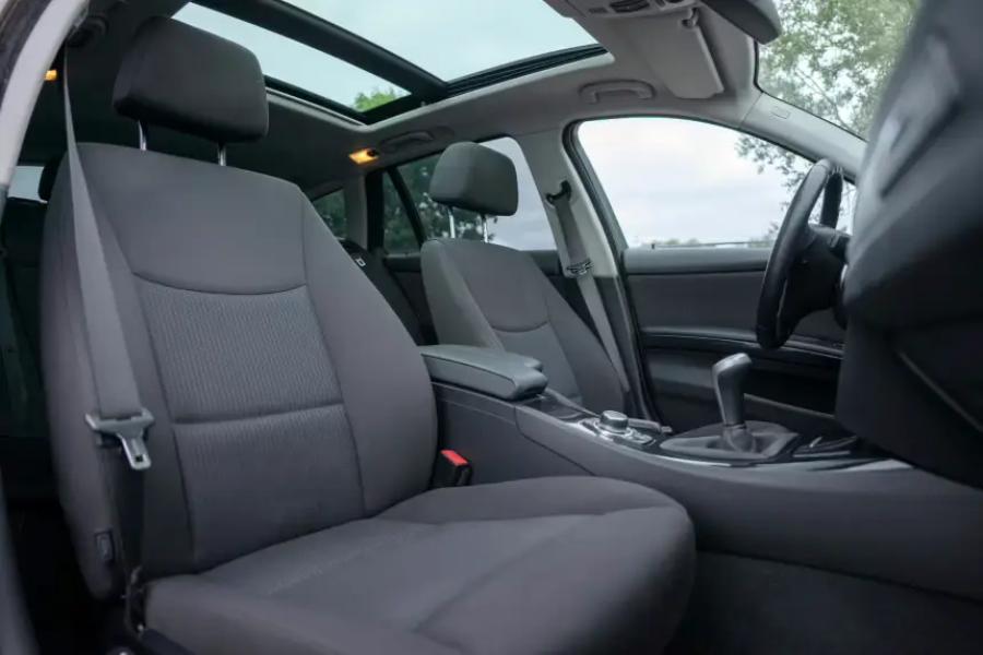 Black BMW 320 2009 in Liepaja, with an engine capacity of 2.00 L and mileage of 250 thousand km for 6850 €, photo 17 on AUTOMOTO.COM.LV