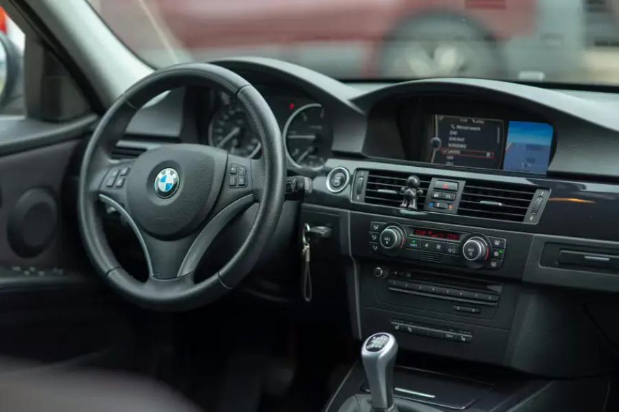 Black BMW 320 2009 in Liepaja, with an engine capacity of 2.00 L and mileage of 250 thousand km for 6850 €, photo 18 on AUTOMOTO.COM.LV