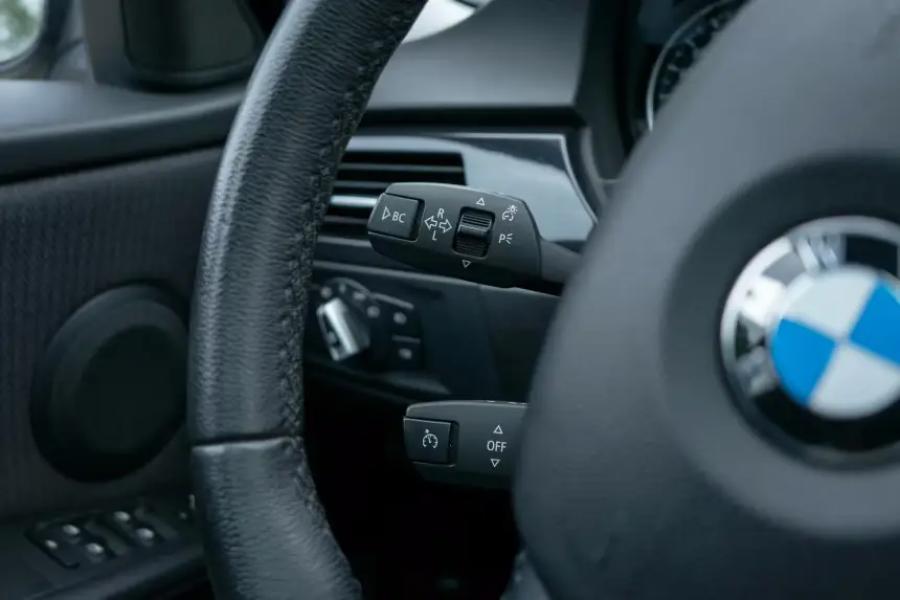 Black BMW 320 2009 in Liepaja, with an engine capacity of 2.00 L and mileage of 250 thousand km for 6850 €, photo 22 on AUTOMOTO.COM.LV