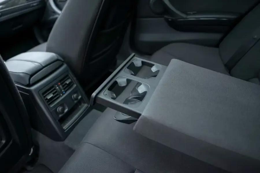 Black BMW 320 2009 in Liepaja, with an engine capacity of 2.00 L and mileage of 250 thousand km for 6850 €, photo 27 on AUTOMOTO.COM.LV