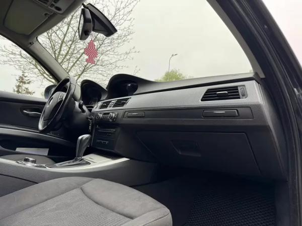 Black BMW 320 2009 in Riga, with an engine capacity of 2.00 L and mileage of 428 thousand km for 3690 €, photo 10 on AUTOMOTO.COM.LV