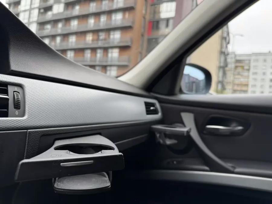 Black BMW 320 2009 in Riga, with an engine capacity of 2.00 L and mileage of 428 thousand km for 3690 €, photo 18 on AUTOMOTO.COM.LV