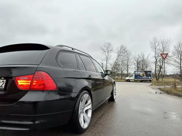 Melns BMW 320 2009 Rīga, ar dzinēja tilpumu 2.00 L un nobraukumu 339 tūkst. km par 3490 €, foto 4 vietnē AUTOMOTO.COM.LV