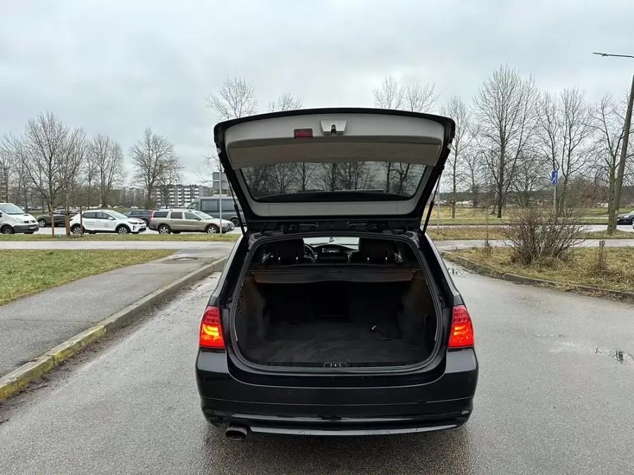 Black BMW 320 2009 in Riga, with an engine capacity of 2.00 L and mileage of 339 thousand km for 3490 €, photo 8 on AUTOMOTO.COM.LV