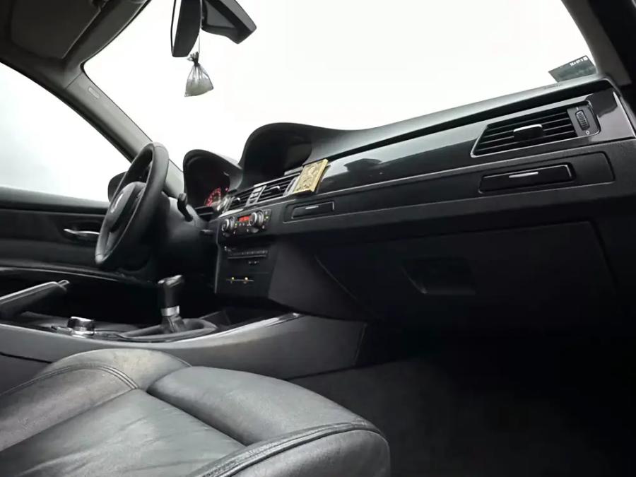 Black BMW 320 2009 in Riga, with an engine capacity of 2.00 L and mileage of 339 thousand km for 3490 €, photo 13 on AUTOMOTO.COM.LV