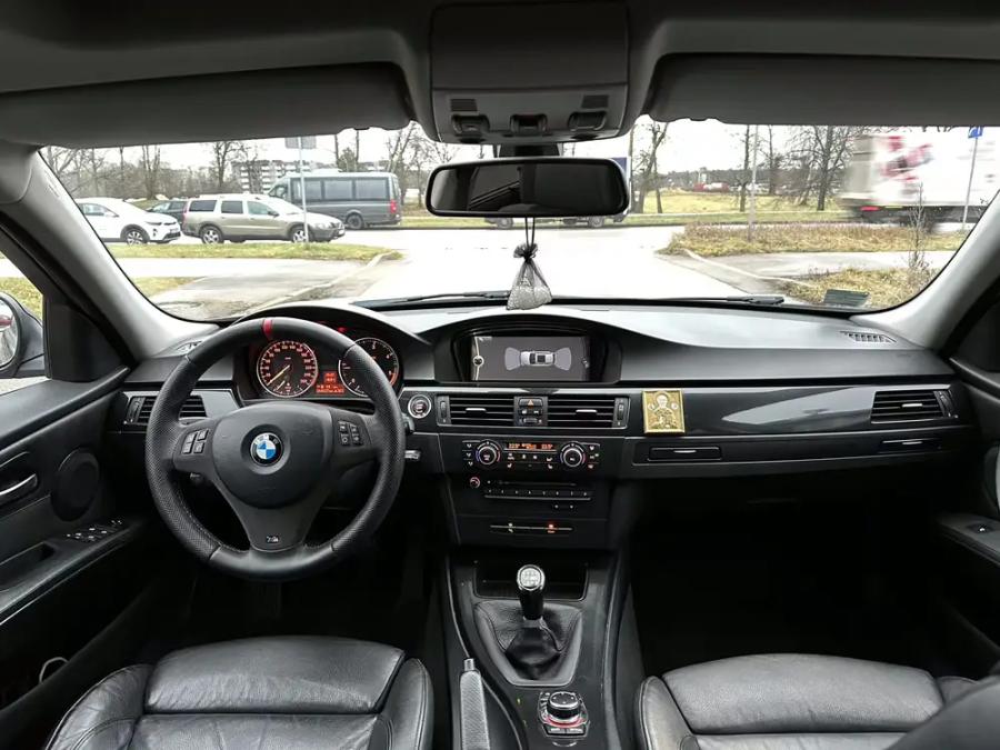 Black BMW 320 2009 in Riga, with an engine capacity of 2.00 L and mileage of 339 thousand km for 3490 €, photo 14 on AUTOMOTO.COM.LV