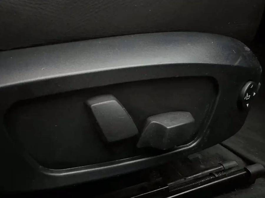 Black BMW 320 2009 in Riga, with an engine capacity of 2.00 L and mileage of 339 thousand km for 3490 €, photo 22 on AUTOMOTO.COM.LV