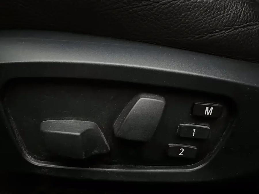 Black BMW 320 2009 in Riga, with an engine capacity of 2.00 L and mileage of 339 thousand km for 3490 €, photo 23 on AUTOMOTO.COM.LV