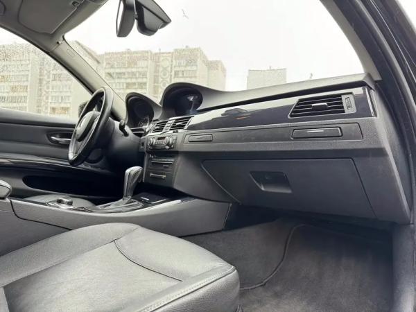 Black BMW 320 2009 in Riga, with an engine capacity of 2.00 L and mileage of 347 thousand km for 5990 €, photo 9 on AUTOMOTO.COM.LV