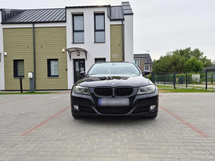 Black BMW 320 2009 in Klaipeda, with an engine capacity of 2.00 L and mileage of 371 thousand km for 4600 €, photo 4 on AUTOMOTO.COM.LV