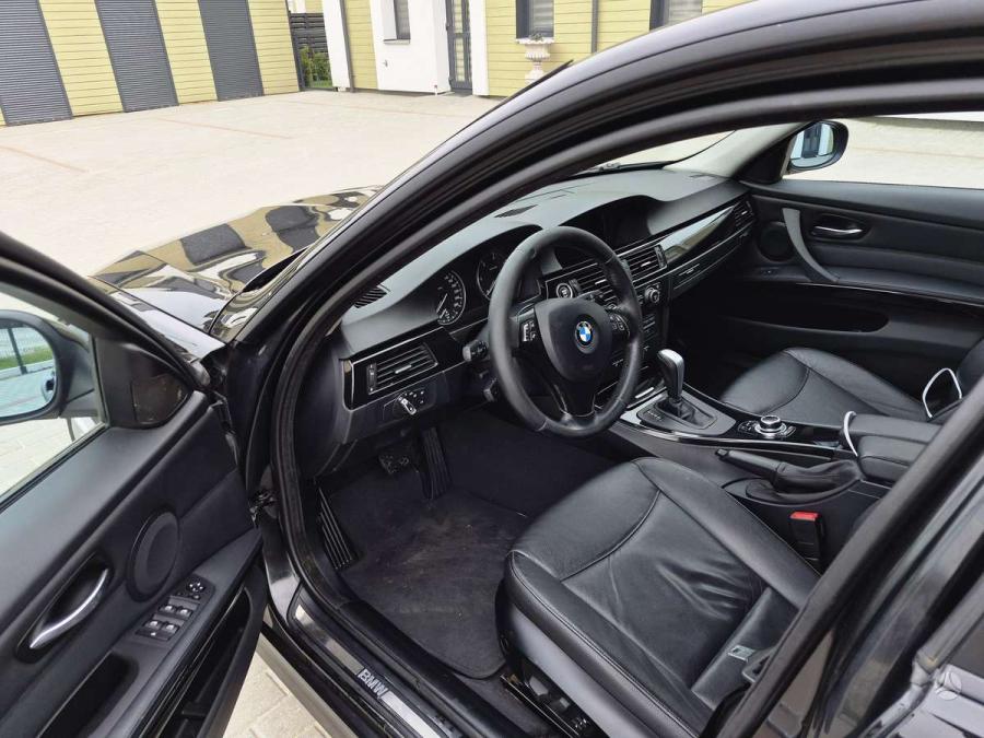 Black BMW 320 2009 in Klaipeda, with an engine capacity of 2.00 L and mileage of 371 thousand km for 4600 €, photo 12 on AUTOMOTO.COM.LV