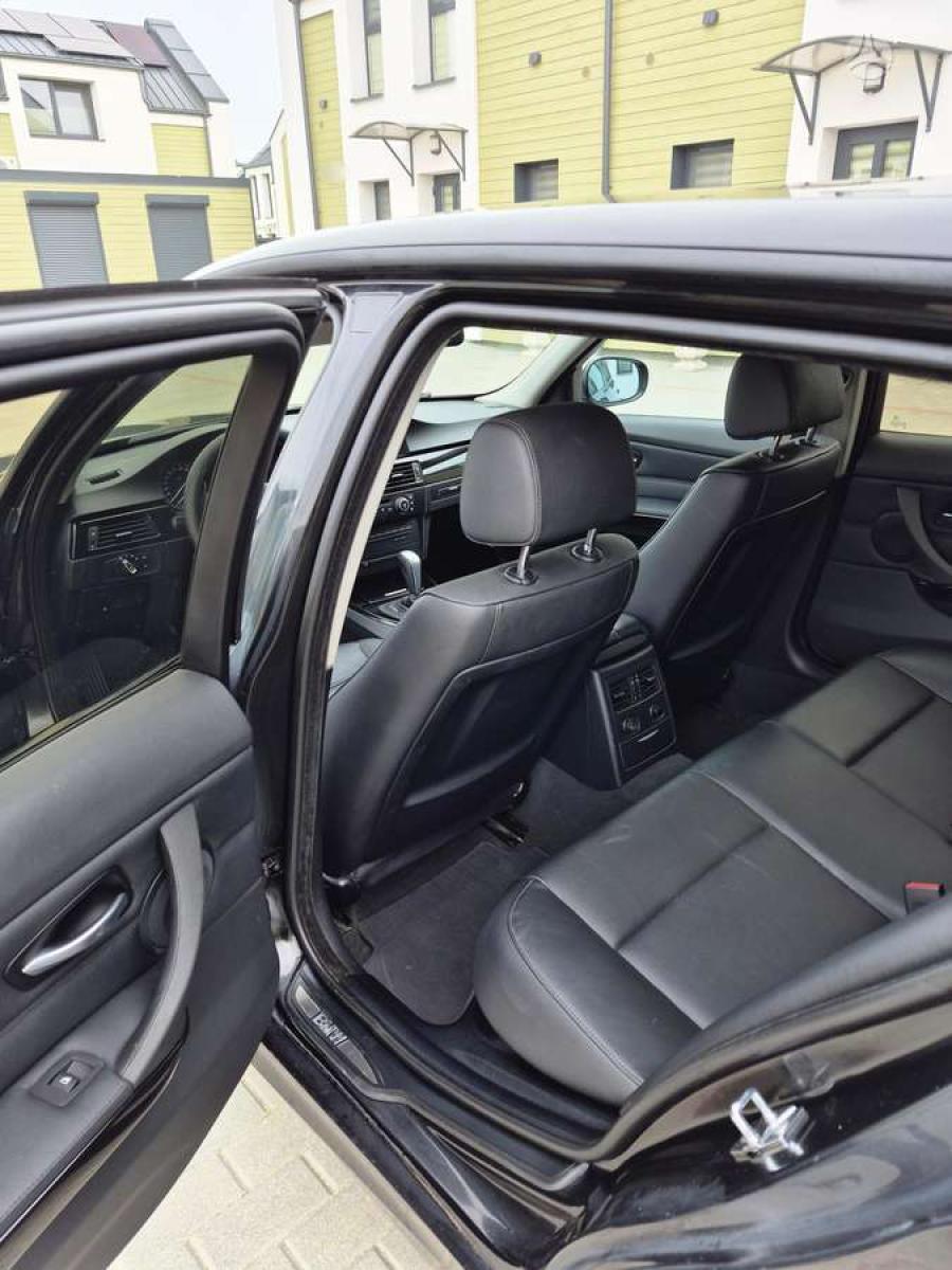 Black BMW 320 2009 in Klaipeda, with an engine capacity of 2.00 L and mileage of 371 thousand km for 4600 €, photo 13 on AUTOMOTO.COM.LV