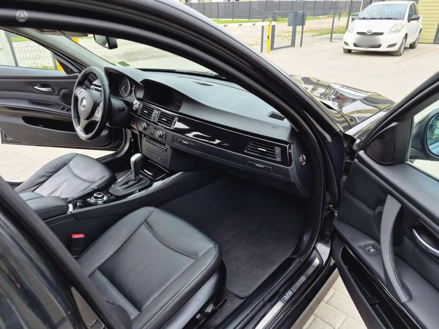 Black BMW 320 2009 in Klaipeda, with an engine capacity of 2.00 L and mileage of 371 thousand km for 4600 €, photo 16 on AUTOMOTO.COM.LV