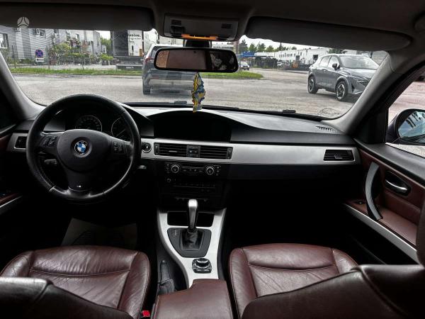 Black BMW 320 2009 in Vilnius, with an engine capacity of 2.00 L and mileage of 403 thousand km for 4100 €, photo 5 on AUTOMOTO.COM.LV
