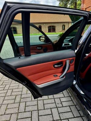 Black BMW 320 2009 in Marijampole, with an engine capacity of 2.00 L and mileage of 281 thousand km for 6000 €, photo 20 on AUTOMOTO.COM.LV