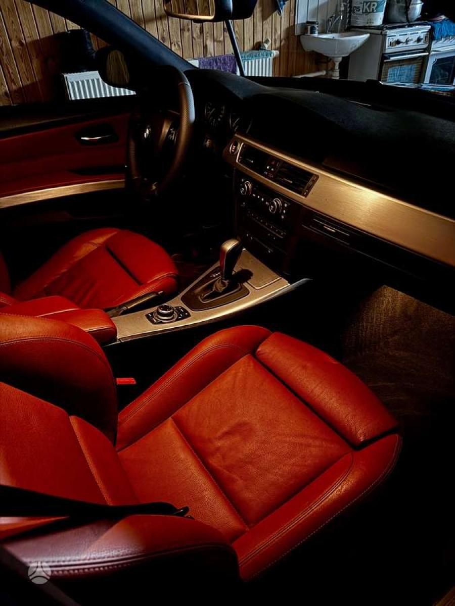 Black BMW 320 2009 in Marijampole, with an engine capacity of 2.00 L and mileage of 281 thousand km for 6000 €, photo 36 on AUTOMOTO.COM.LV