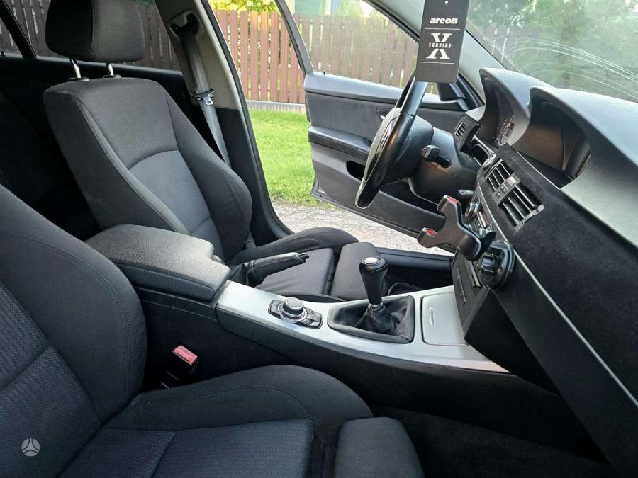 Black BMW 320 2009 in Radviliskis, with an engine capacity of 0.00 L and mileage of 343 thousand km for 2900 €, photo 7 on AUTOMOTO.COM.LV