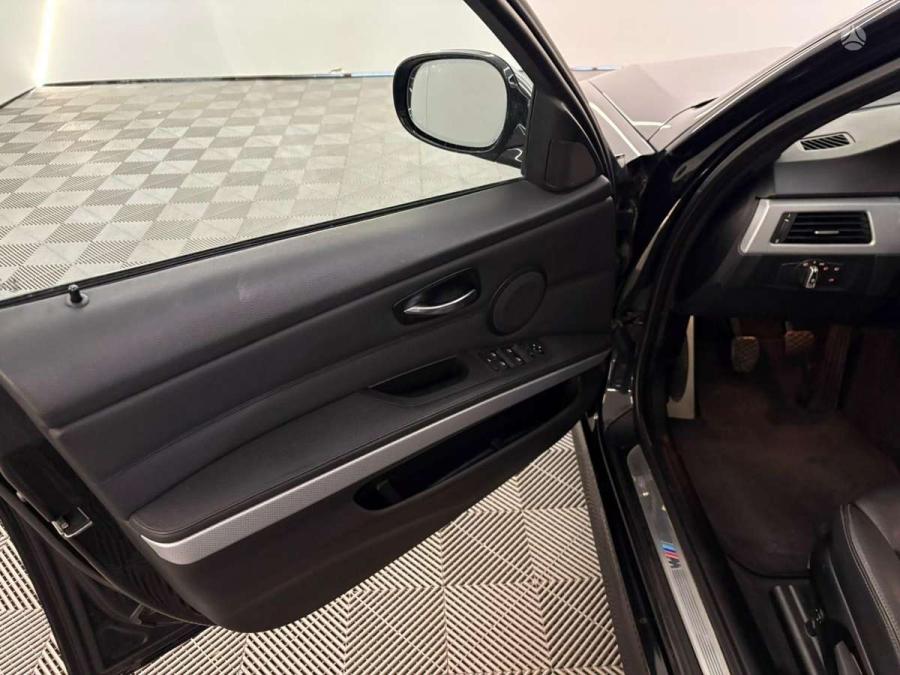 Black BMW 320 2009 in Marijampole, with an engine capacity of 2.00 L and mileage of 225 thousand km for 5999 €, photo 25 on AUTOMOTO.COM.LV