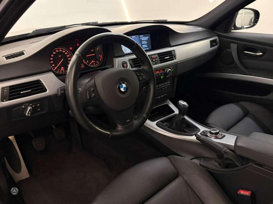 Black BMW 320 2009 in Marijampole, with an engine capacity of 2.00 L and mileage of 225 thousand km for 5850 €, photo 3 on AUTOMOTO.COM.LV
