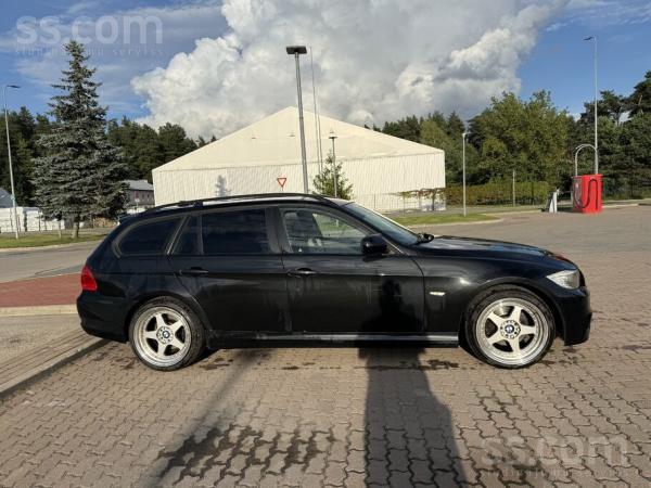 Black BMW 320 2009 in Riga, with an engine capacity of 2.00 L and mileage of 252 thousand km for 3299 €, photo 4 on AUTOMOTO.COM.LV
