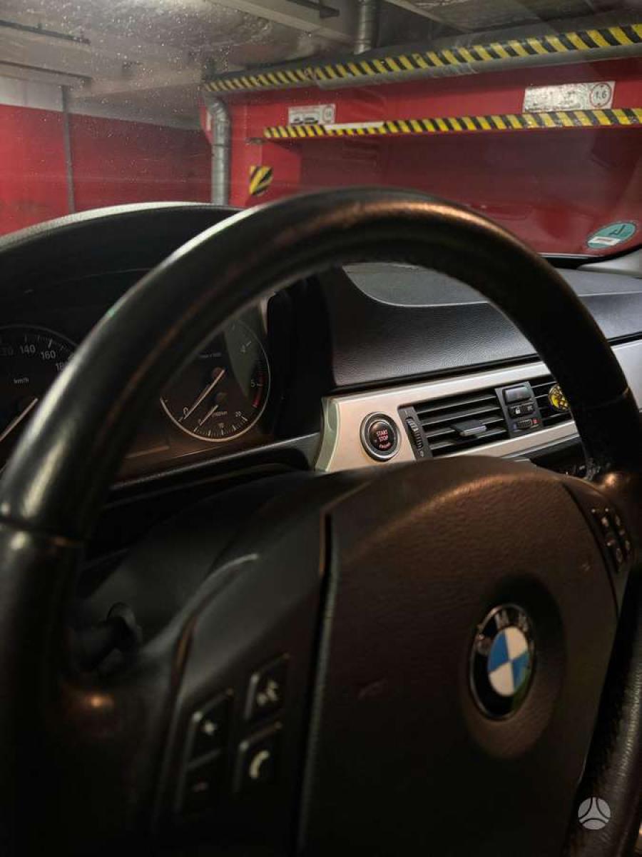 Black BMW 320 2009 in Vilnius, with an engine capacity of 2.00 L and mileage of 268 thousand km for 3700 €, photo 13 on AUTOMOTO.COM.LV