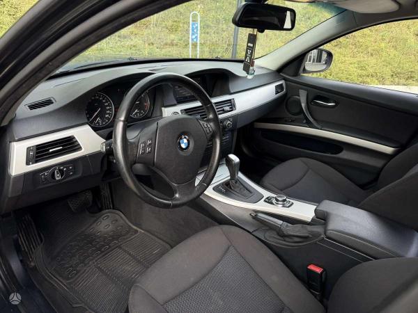 Black BMW 320 2009 in Vilnius, with an engine capacity of 2.00 L and mileage of 373 thousand km for 3400 €, photo 8 on AUTOMOTO.COM.LV