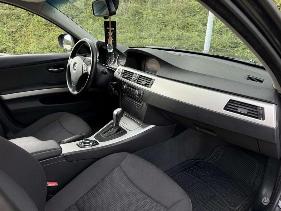Black BMW 320 2009 in Vilnius, with an engine capacity of 2.00 L and mileage of 373 thousand km for 3400 €, photo 13 on AUTOMOTO.COM.LV