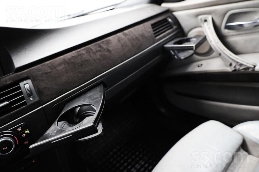 Black BMW 320 2009 in Riga, with an engine capacity of 2.00 L and mileage of 383 thousand km for 2995 €, photo 15 on AUTOMOTO.COM.LV