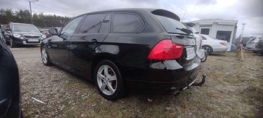 Black BMW 320 2010 in Vilnius, with an engine capacity of 2.00 L and mileage of 274 thousand km for 3850 €, photo 3 on AUTOMOTO.COM.LV
