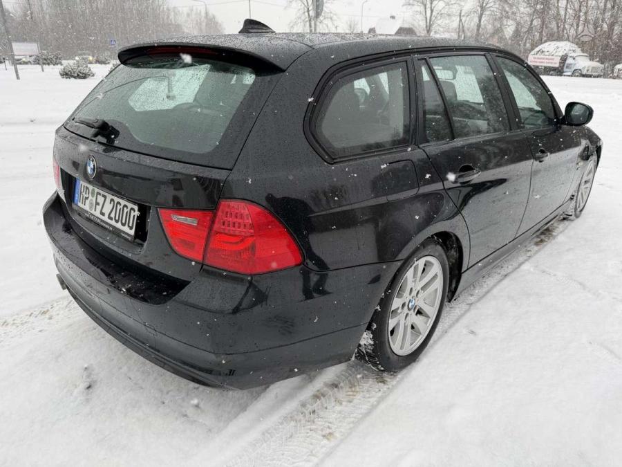 Black BMW 320 2010 in Panevezys, with an engine capacity of 2.00 L and mileage of 236 thousand km for 4200 €, photo 3 on AUTOMOTO.COM.LV